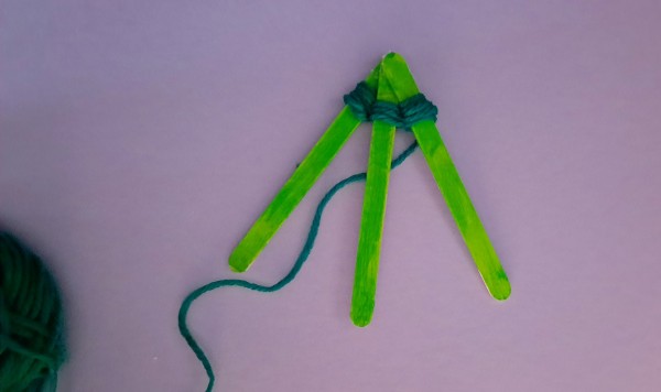 Yarn weaving Christmas tree decorations - This Crafty Family