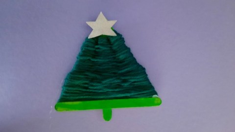 Yarn weaving Christmas tree decorations - This Crafty Family