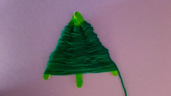 Yarn weaving Christmas tree decorations - This Crafty Family