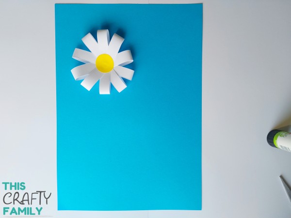 Paper daisy craft - This Crafty Family