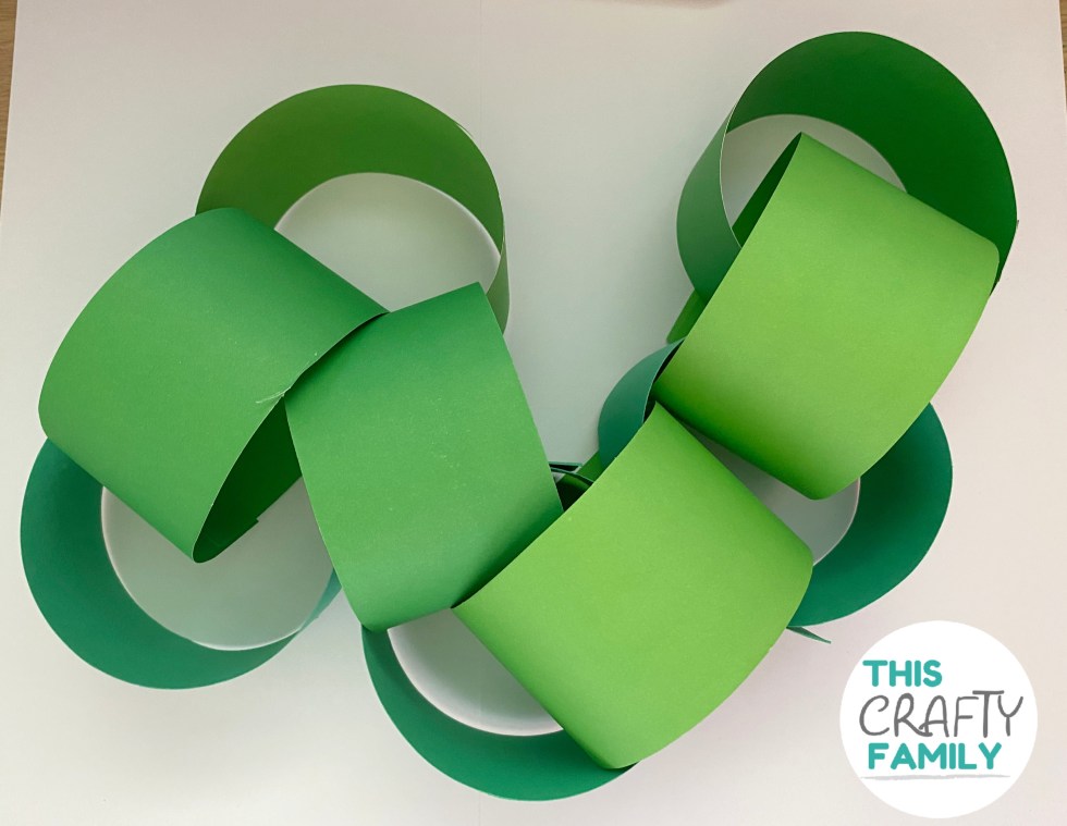 Paper chain snakes - This Crafty Family