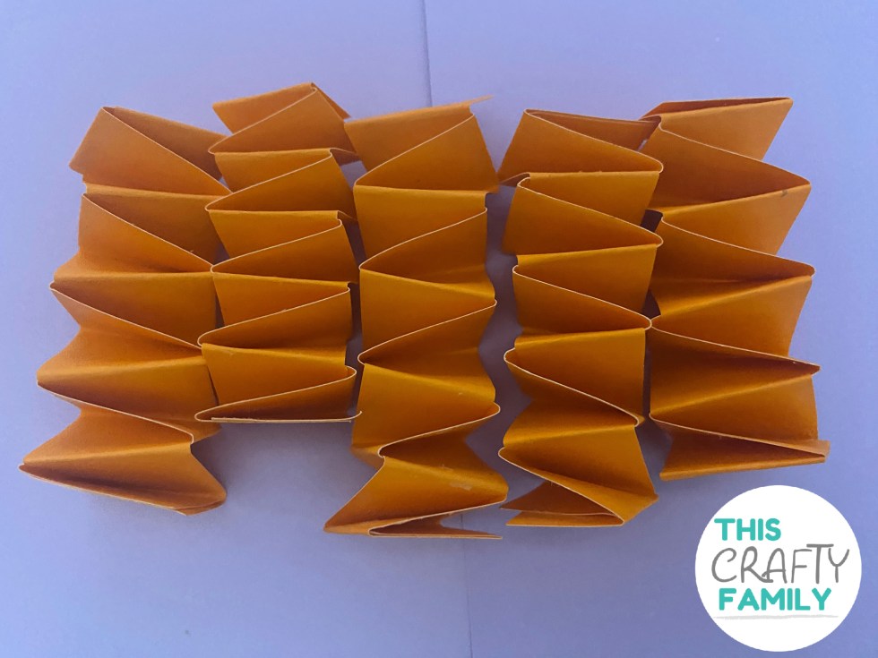 Paper cup giraffe puppet - This Crafty Family