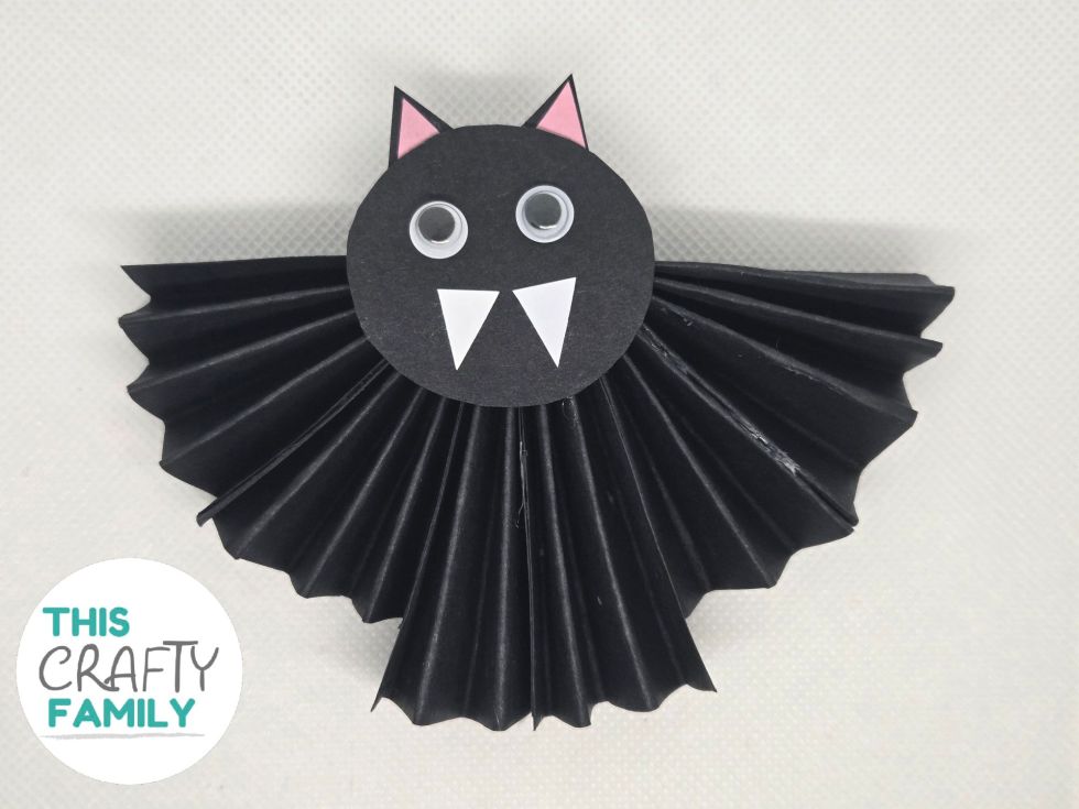 Easy paper bats - This Crafty Family