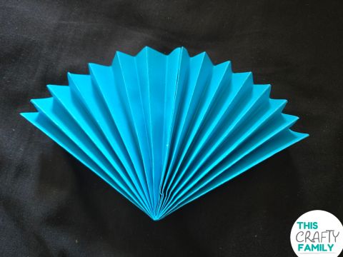 Simple paper fans - This Crafty Family - crafts for kids