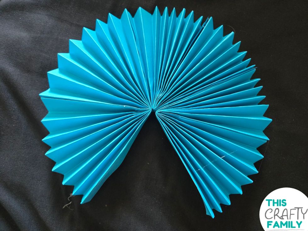 Simple paper fans - This Crafty Family - crafts for kids