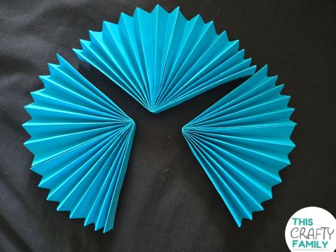 Simple paper fans - This Crafty Family - crafts for kids