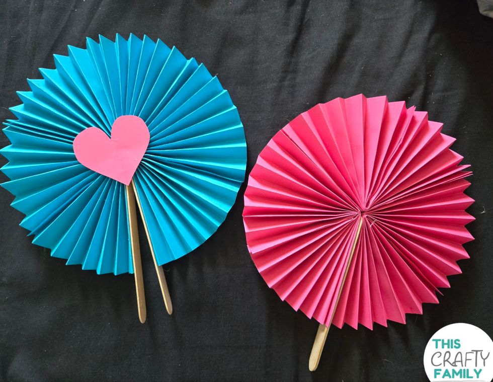 Simple paper fans - This Crafty Family - crafts for kids