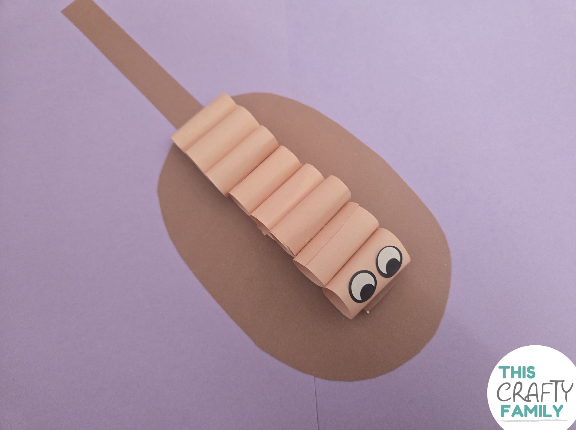 Wiggly paper worms - This Crafty Family - crafts for kids